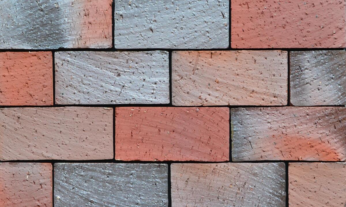 Furnace grading paving clinker brick as a dark-coloured flat layer